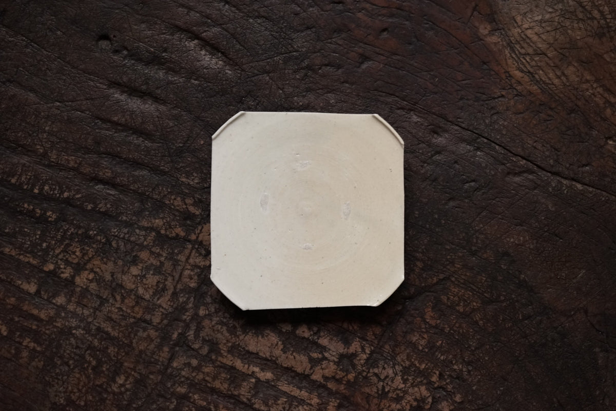 Hard corner small plate / Masahiro Takeka – うつわと古物 幹